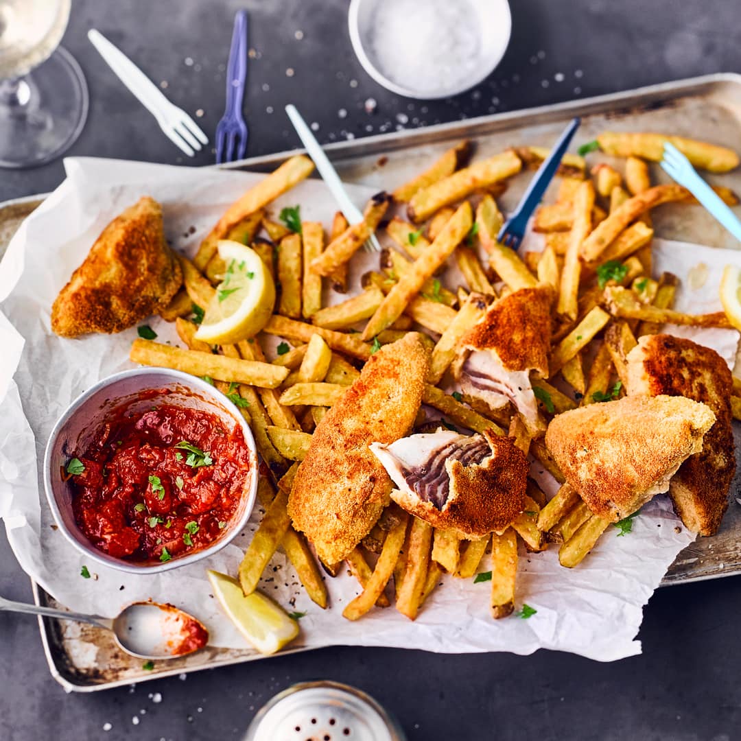 Frittierter Fisch Und Pommes Typische Hausmannskost: Frittierter