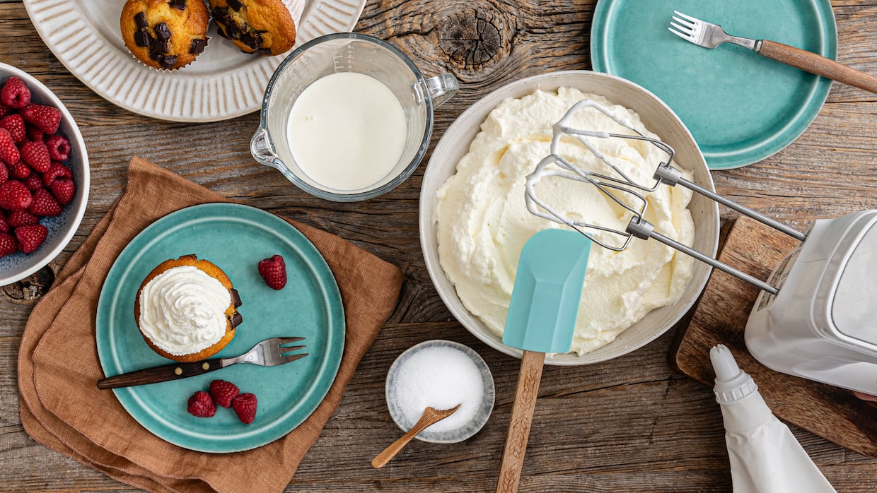 Sahne steif schlagen: So gelingt es perfekt | EDEKA