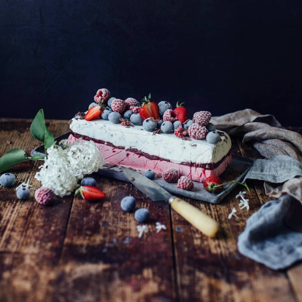 Erdbeer-Käse-Sahne-Torte mit Rhabarber